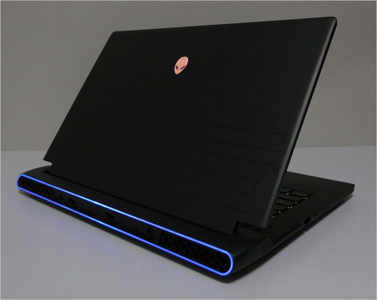 Alienware m15 Ryzen Edition R5のイルミネーション